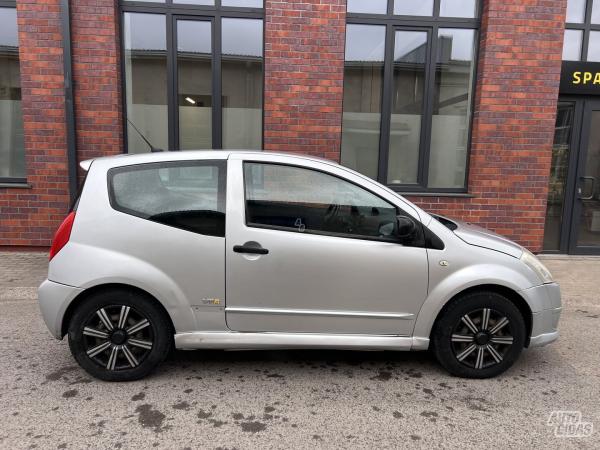 Pelēks Citroen C2 2004 Alīta, ar dzinēja tilpumu 1.40 L un nobraukumu 271 tūkst. km par 650 €, foto 4 vietnē AUTOMOTO.COM.LV