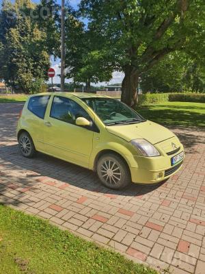 Dzeltens Citroen C2 2005 Rīga, ar dzinēja tilpumu 1.10 L un nobraukumu 102 tūkst. km par 1100 €, foto  vietnē AUTOMOTO.COM.LV