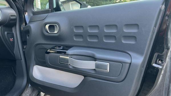 Melns Citroen C3 2022 Viļņa, ar dzinēja tilpumu 1.20 L un nobraukumu 38 tūkst. km par 15000 €, foto 9 vietnē AUTOMOTO.COM.LV