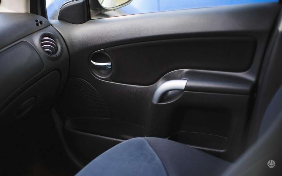 Pelēks Citroen C3 2004 Viļņa, ar dzinēja tilpumu 1.36 L un nobraukumu 143 tūkst. km par 1450 €, foto 40 vietnē AUTOMOTO.COM.LV
