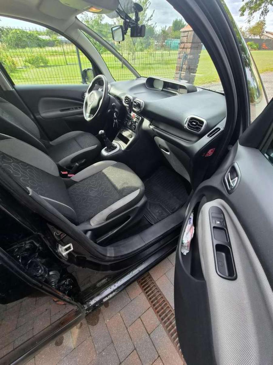 Melns Citroen c3-picasso 2012 Panevēža, ar dzinēja tilpumu 1.60 L un nobraukumu 249 tūkst. km par 2100 €, foto 8 vietnē AUTOMOTO.COM.LV