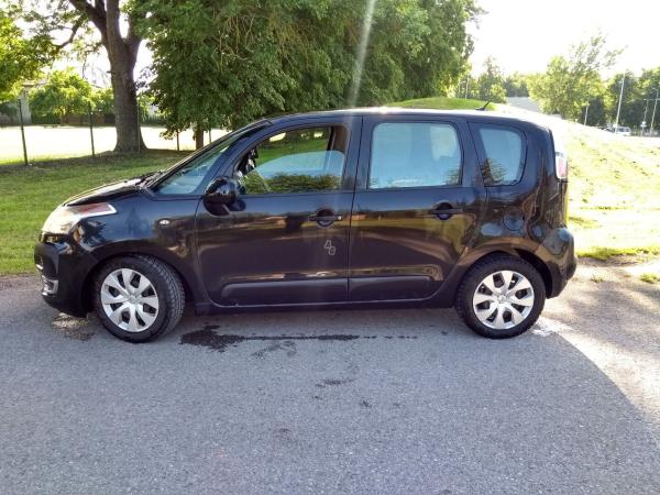Black Citroen c3-picasso 2010 in Vilkaviskis, with an engine capacity of 1.60 L and mileage of 300 thousand km for 2250 €, photo 8 on AUTOMOTO.COM.LV