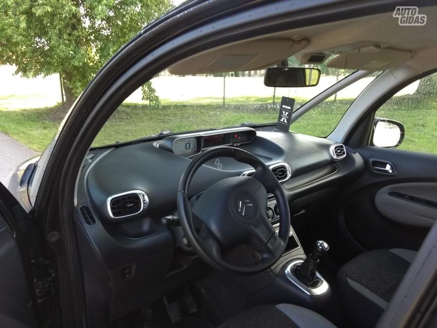 Black Citroen c3-picasso 2010 in Vilkaviskis, with an engine capacity of 1.60 L and mileage of 300 thousand km for 2250 €, photo 17 on AUTOMOTO.COM.LV