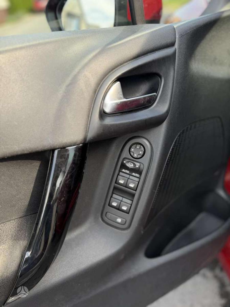 Red Citroen C3 2016 in Kaunas, with an engine capacity of 1.20 L and mileage of 195 thousand km for 2850 €, photo 18 on AUTOMOTO.COM.LV