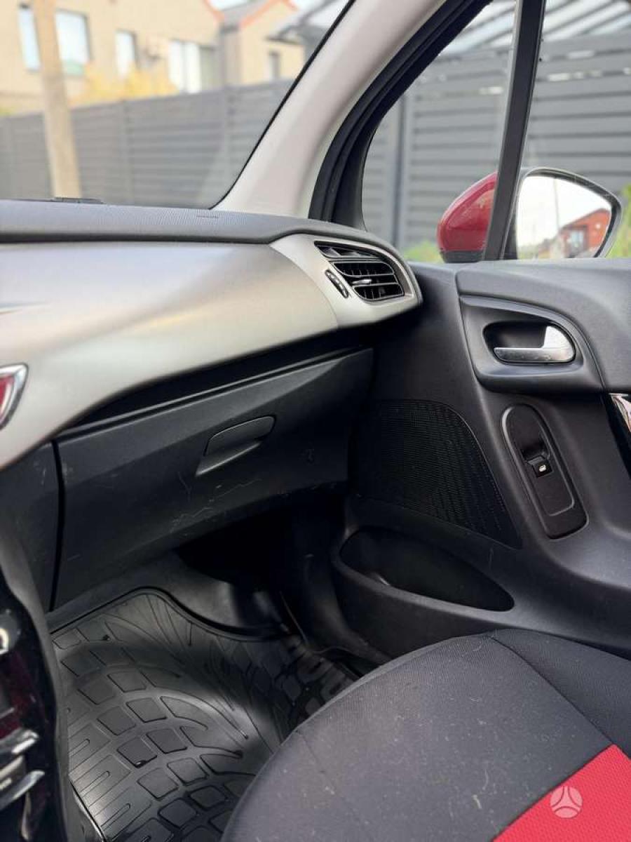 Red Citroen C3 2016 in Kaunas, with an engine capacity of 1.20 L and mileage of 195 thousand km for 2850 €, photo 29 on AUTOMOTO.COM.LV