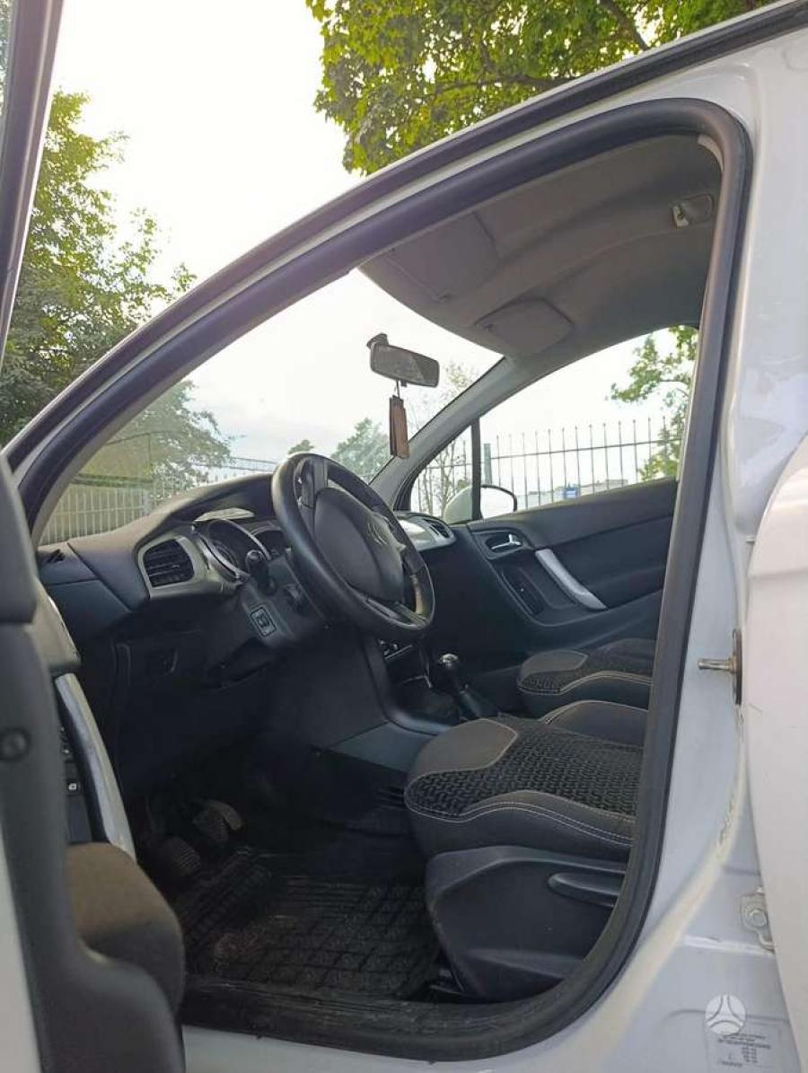 White Citroen C3 2011 in Vilnius, with an engine capacity of 1.60 L and mileage of 280 thousand km for 1000 €, photo 6 on AUTOMOTO.COM.LV
