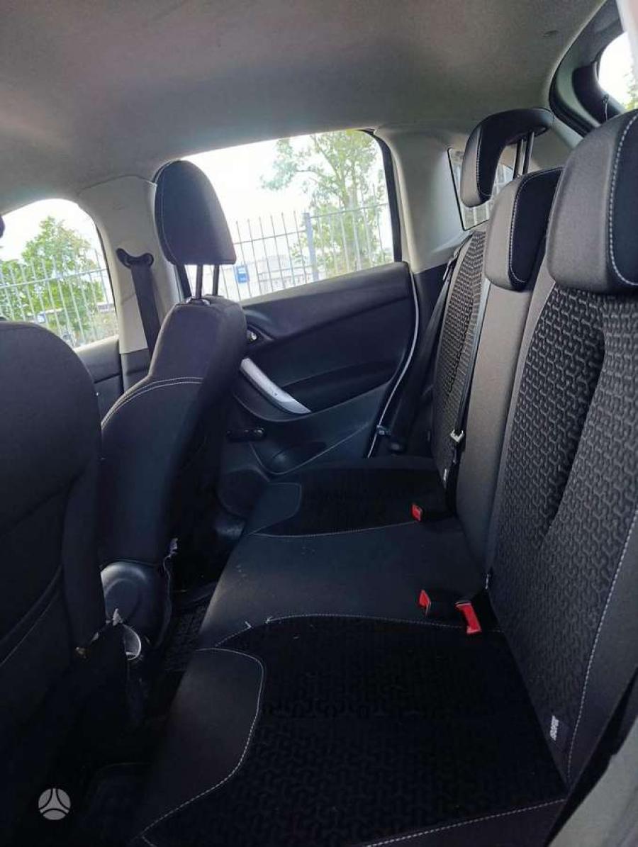 White Citroen C3 2011 in Vilnius, with an engine capacity of 1.60 L and mileage of 280 thousand km for 1000 €, photo 8 on AUTOMOTO.COM.LV