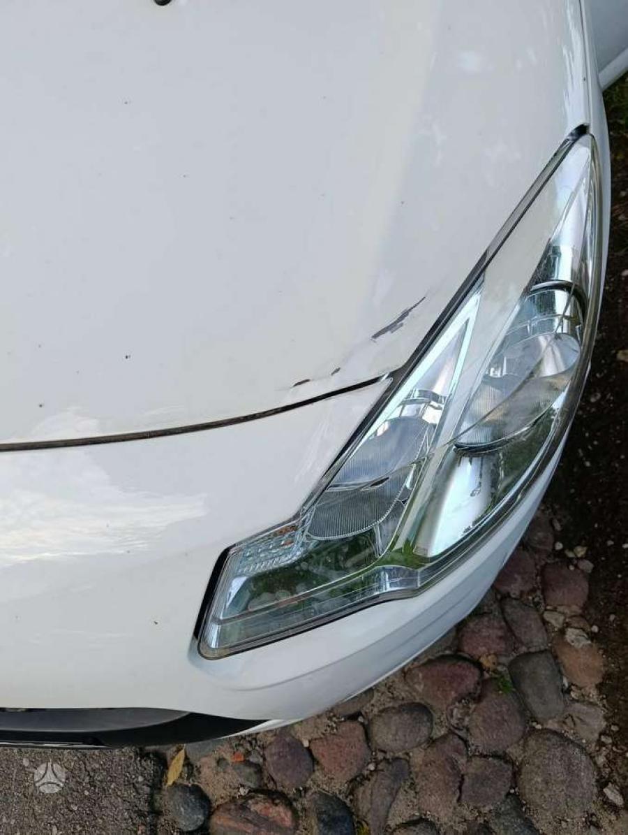 White Citroen C3 2011 in Vilnius, with an engine capacity of 1.60 L and mileage of 280 thousand km for 1000 €, photo 12 on AUTOMOTO.COM.LV