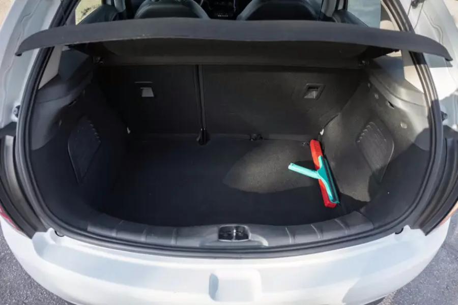 White Citroen C3 2014 in Liepaja, with an engine capacity of 1.40 L and mileage of 165 thousand km for 5500 €, photo 12 on AUTOMOTO.COM.LV
