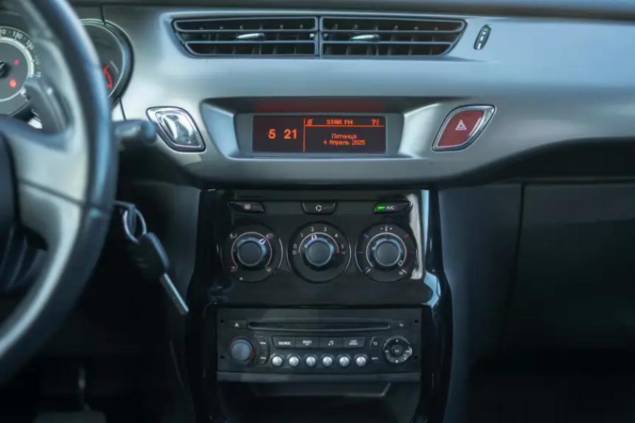 White Citroen C3 2014 in Liepaja, with an engine capacity of 1.40 L and mileage of 165 thousand km for 5500 €, photo 17 on AUTOMOTO.COM.LV