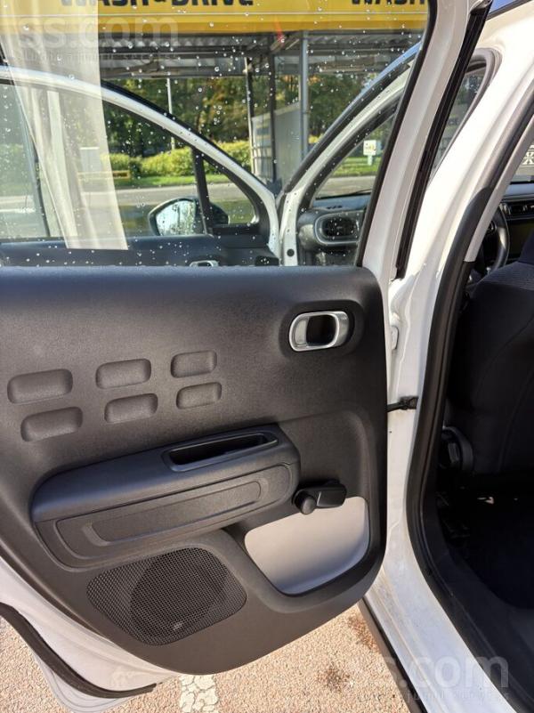 Citroen C3 2017 in Riga on AUTOMOTO.COM.LV White Citroen C3 2017 in Riga, with an engine capacity of 1.20 L and mileage of 218 thousand km for 5800 €, photo 6 on AUTOMOTO.COM.LV