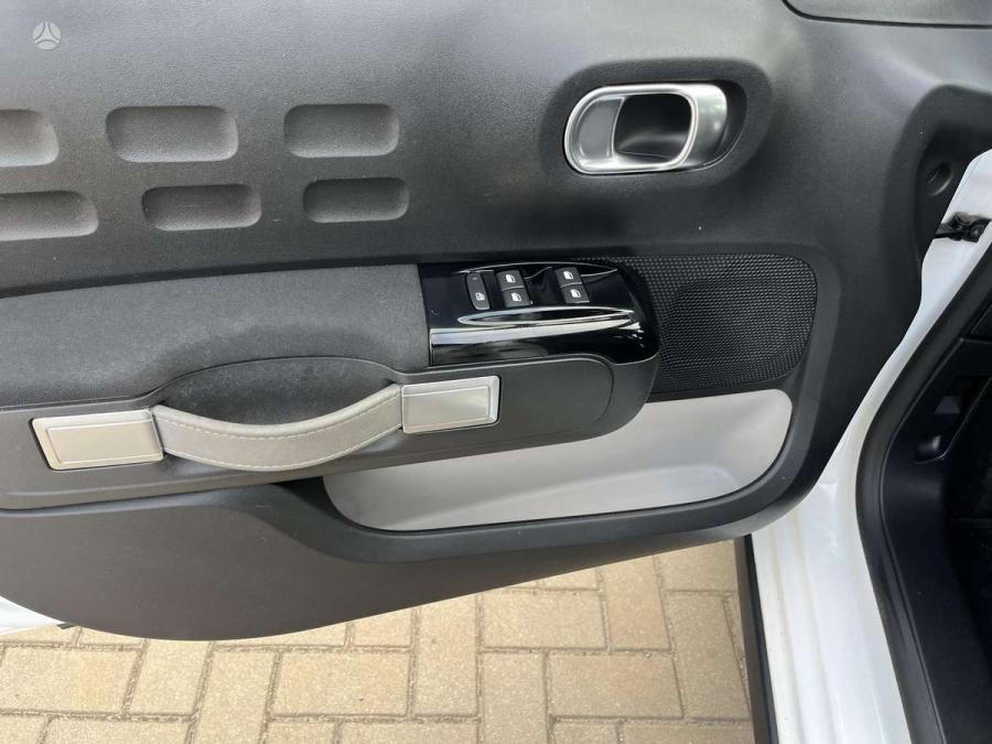 White Citroen C3 2018 in Taurage, with an engine capacity of 1.20 L and mileage of 205 thousand km for 4200 €, photo 15 on AUTOMOTO.COM.LV