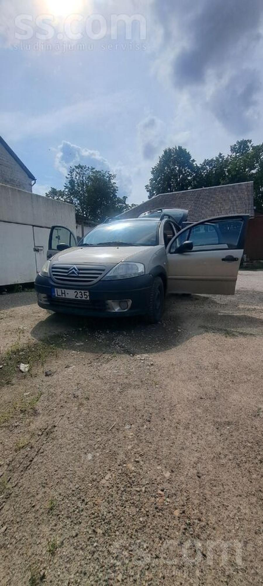 Dzeltens Citroen C3 2004 Cēsis, ar dzinēja tilpumu 1.40 L un nobraukumu 220 tūkst. km par 1300 €, foto 5 vietnē AUTOMOTO.COM.LV