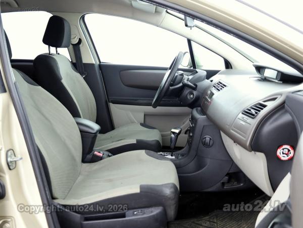 Beige Citroen C4 2004 in Tallinn, with an engine capacity of 1.60 L and mileage of 198 thousand km for 799 €, photo 7 on AUTOMOTO.COM.LV