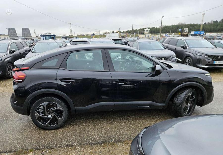 Black Citroen C4 2022 in Vilnius, with an engine capacity of 1.50 L and mileage of 160 thousand km for 11979 €, photo 4 on AUTOMOTO.COM.LV