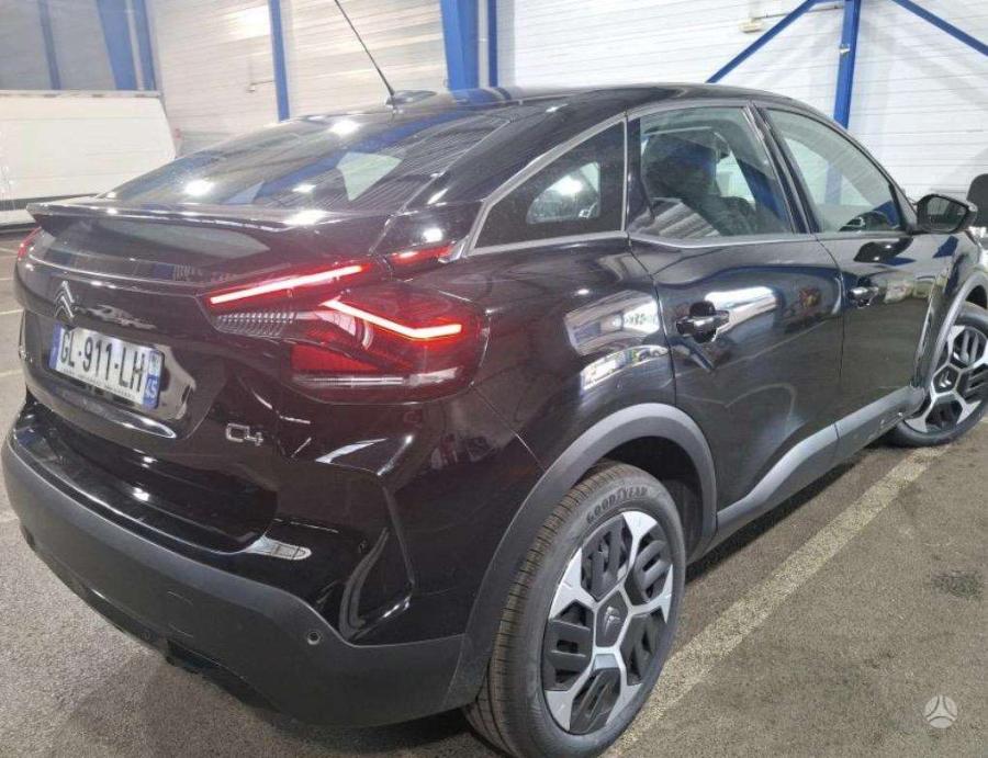 Black Citroen C4 2022 in Vilnius, with an engine capacity of 1.20 L and mileage of 176 thousand km for 10768 €, photo 3 on AUTOMOTO.COM.LV