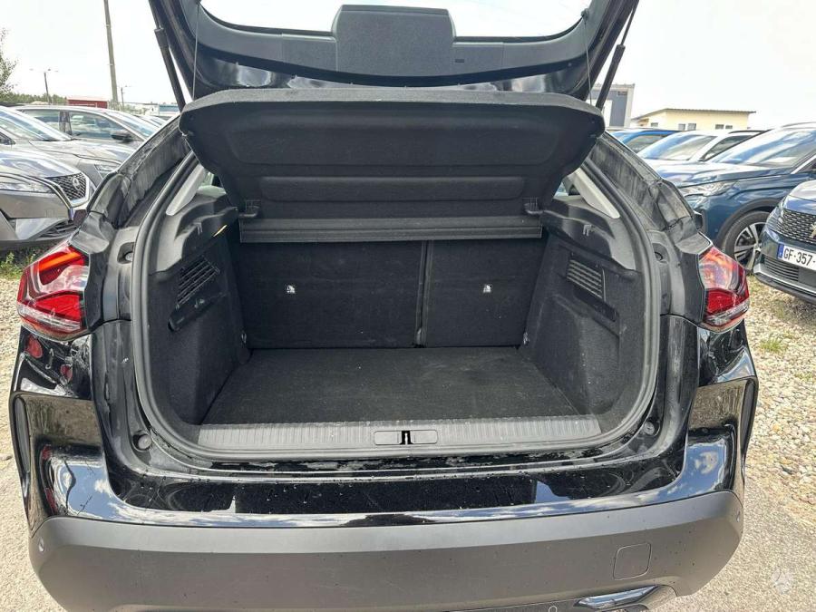 Black Citroen C4 2022 in Vilnius, with an engine capacity of 1.20 L and mileage of 176 thousand km for 10768 €, photo 10 on AUTOMOTO.COM.LV
