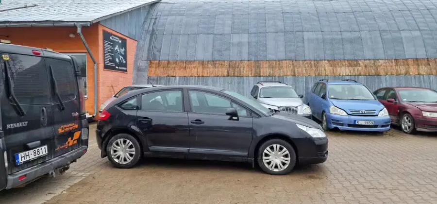 Black Citroen C4 2005 in Valmiera, with an engine capacity of 1.60 L and mileage of 355 thousand km for 1450 €, photo 3 on AUTOMOTO.COM.LV