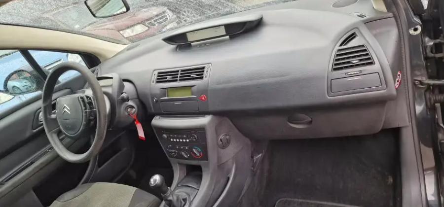 Black Citroen C4 2005 in Valmiera, with an engine capacity of 1.60 L and mileage of 355 thousand km for 1450 €, photo 9 on AUTOMOTO.COM.LV
