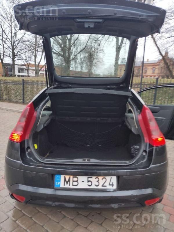 Black Citroen C4 2006 in Valmiera, with an engine capacity of 1.60 L and mileage of 278 thousand km for 1500 €, photo 3 on AUTOMOTO.COM.LV