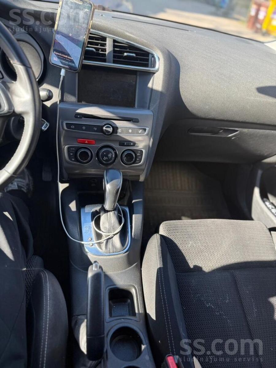 Blue Citroen C4 2016 in Riga, with an engine capacity of 1.60 L and mileage of 194 thousand km for 3400 €, photo 8 on AUTOMOTO.COM.LV