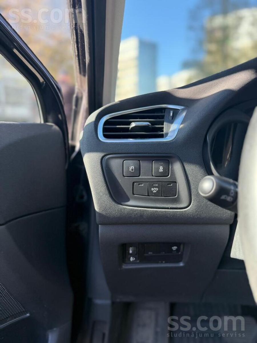 Blue Citroen C4 2016 in Riga, with an engine capacity of 1.60 L and mileage of 194 thousand km for 3400 €, photo 9 on AUTOMOTO.COM.LV