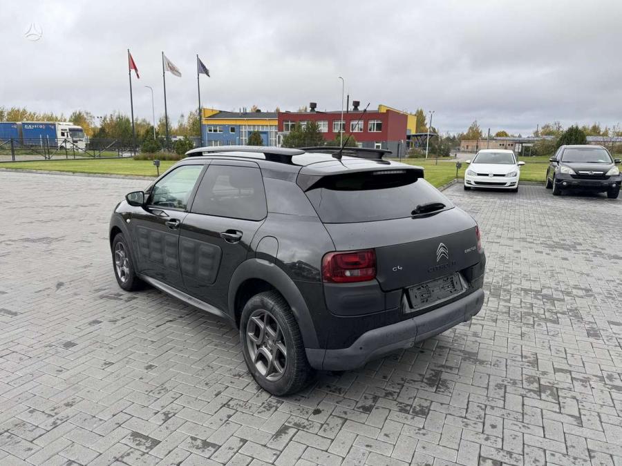 Black Citroen C4 Cactus 2015 in Telschi, with an engine capacity of 1.20 L and mileage of 151 thousand km for 2699 €, photo 5 on AUTOMOTO.COM.LV