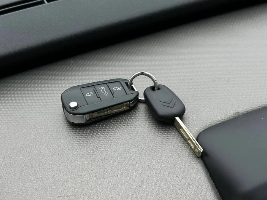 Black Citroen C4 Cactus 2015 in Jelgava, with an engine capacity of 1.20 L and mileage of 169 thousand km for 6400 €, photo 32 on AUTOMOTO.COM.LV