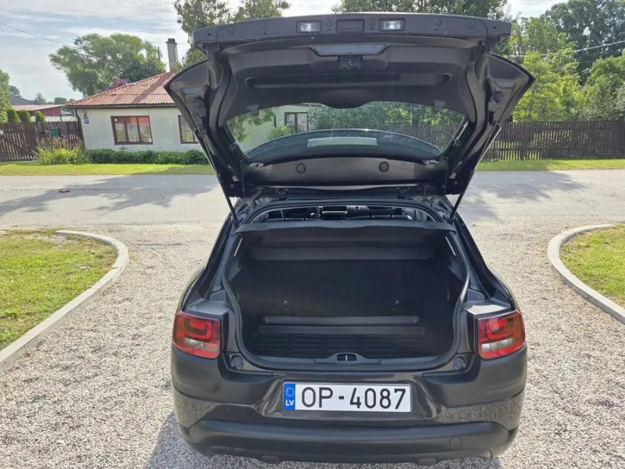 Melns Citroen C4 Cactus 2015 Ventspils, ar dzinēja tilpumu 1.20 L un nobraukumu 150 tūkst. km par 5990 €, foto 22 vietnē AUTOMOTO.COM.LV