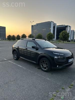 Black Citroen C4 Cactus 2016 in Riga, with an engine capacity of 1.20 L and mileage of 183 thousand km for 7000 €, photo 4 on AUTOMOTO.COM.LV