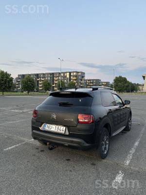 Black Citroen C4 Cactus 2016 in Riga, with an engine capacity of 1.20 L and mileage of 183 thousand km for 7000 €, photo 5 on AUTOMOTO.COM.LV