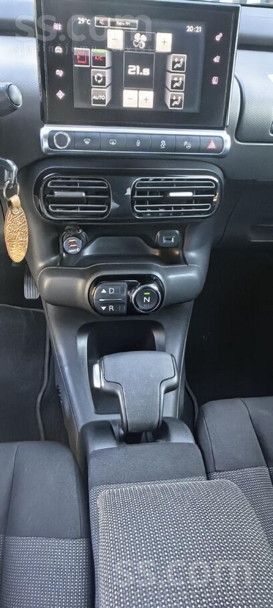 Melns Citroen C4 Cactus 2016 Rīga, ar dzinēja tilpumu 1.60 L un nobraukumu 169 tūkst. km par 5999 €, foto 9 vietnē AUTOMOTO.COM.LV