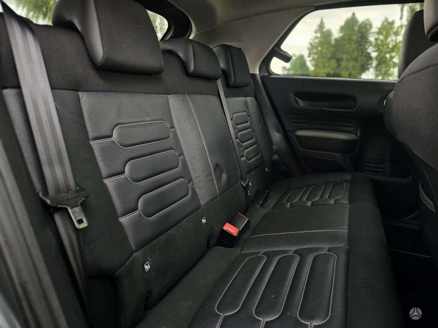 Black Citroen C4 Cactus 2017 in Rokiskis, with an engine capacity of 1.56 L and mileage of 120 thousand km for 4150 €, photo 10 on AUTOMOTO.COM.LV