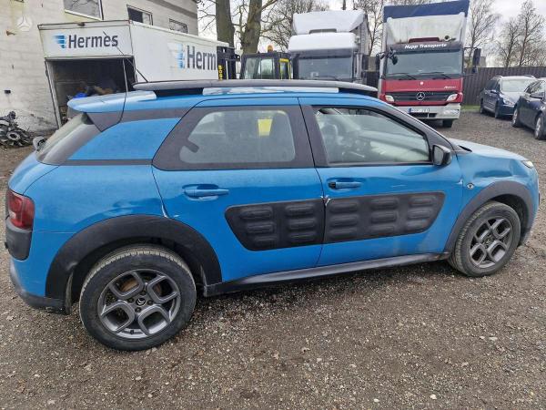 Zils Citroen C4 Cactus 2017 Marijampole, ar dzinēja tilpumu 1.20 L un nobraukumu 120 tūkst. km par 3500 €, foto 4 vietnē AUTOMOTO.COM.LV