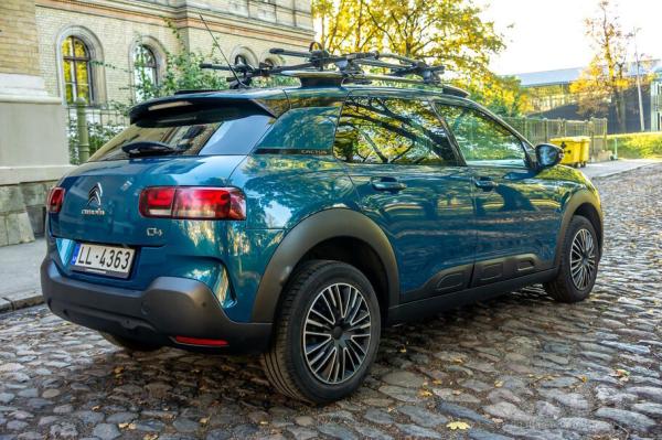 Blue Citroen C4 Cactus 2018 in Riga, with an engine capacity of 1.20 L and mileage of 107 thousand km for 8250 €, photo 3 on AUTOMOTO.COM.LV