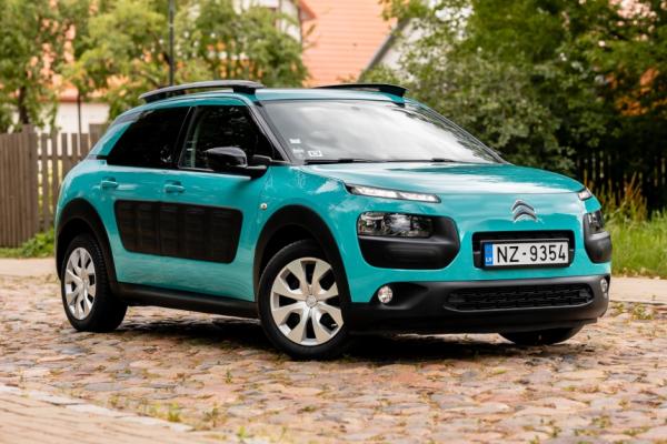Zaļš Citroen C4 Cactus 2016 Rīga, ar dzinēja tilpumu 1.20 L un nobraukumu 160 tūkst. km par 7790 €, foto 4 vietnē AUTOMOTO.COM.LV
