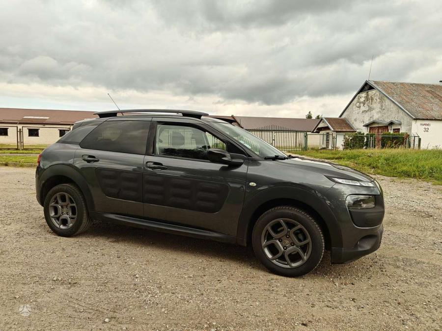Grey Citroen C4 Cactus 2015 in Taurage, with an engine capacity of 1.20 L and mileage of 186 thousand km for 5200 €, photo 4 on AUTOMOTO.COM.LV
