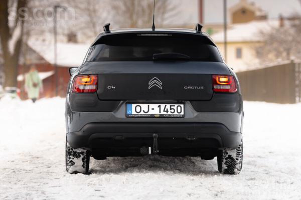 Grey Citroen C4 Cactus 2015 in Jelgava, with an engine capacity of 1.60 L and mileage of 252 thousand km for 5900 €, photo 6 on AUTOMOTO.COM.LV