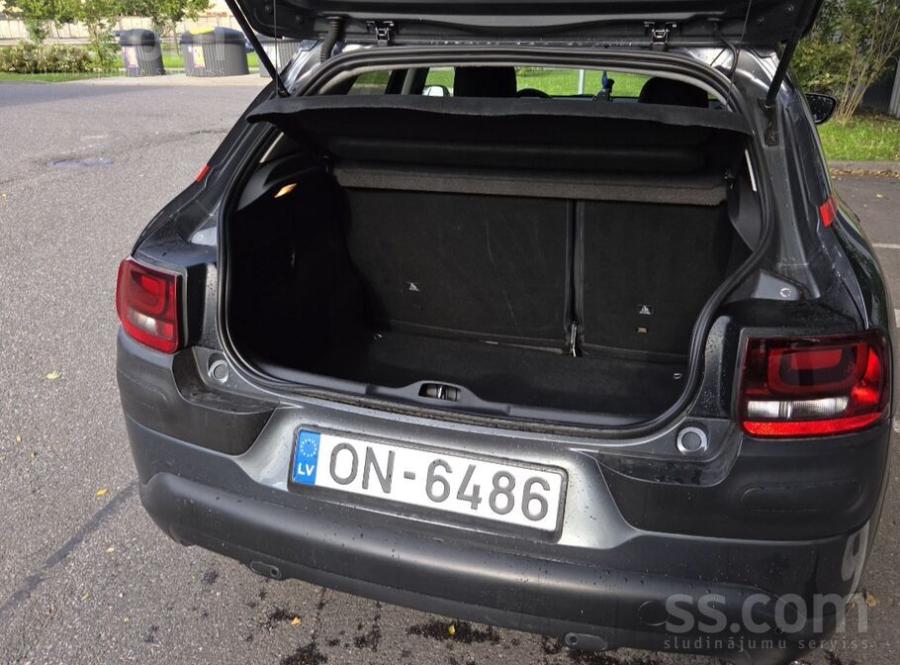 Pelēks Citroen C4 Cactus 2016 Rīga, ar dzinēja tilpumu 1.20 L un nobraukumu 166 tūkst. km par 6500 €, foto 7 vietnē AUTOMOTO.COM.LV