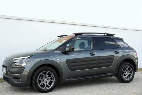 Grey Citroen C4 Cactus 2018 in Riga, with an engine capacity of 1.60 L and mileage of 148 thousand km for 8700 €, photo 5 on AUTOMOTO.COM.LV