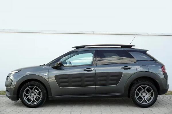 Grey Citroen C4 Cactus 2018 in Riga, with an engine capacity of 1.60 L and mileage of 148 thousand km for 8700 €, photo 6 on AUTOMOTO.COM.LV