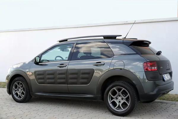 Grey Citroen C4 Cactus 2018 in Riga, with an engine capacity of 1.60 L and mileage of 148 thousand km for 8700 €, photo 7 on AUTOMOTO.COM.LV