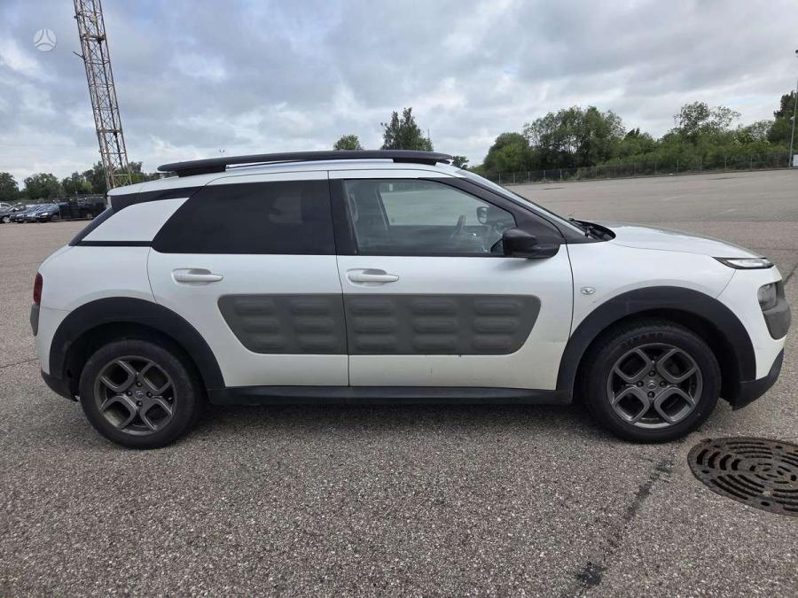 Pelēks Citroen C4 Cactus 2014 Marijampole, ar dzinēja tilpumu 1.20 L un nobraukumu 165 tūkst. km par 1950 €, foto 6 vietnē AUTOMOTO.COM.LV