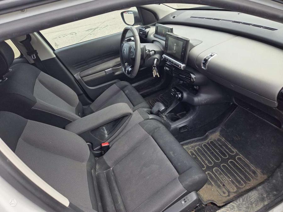 Pelēks Citroen C4 Cactus 2014 Marijampole, ar dzinēja tilpumu 1.20 L un nobraukumu 165 tūkst. km par 1950 €, foto 12 vietnē AUTOMOTO.COM.LV