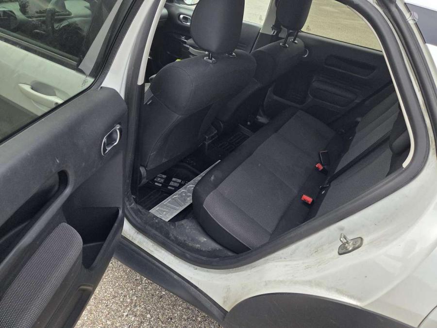 Pelēks Citroen C4 Cactus 2014 Marijampole, ar dzinēja tilpumu 1.20 L un nobraukumu 165 tūkst. km par 1950 €, foto 13 vietnē AUTOMOTO.COM.LV