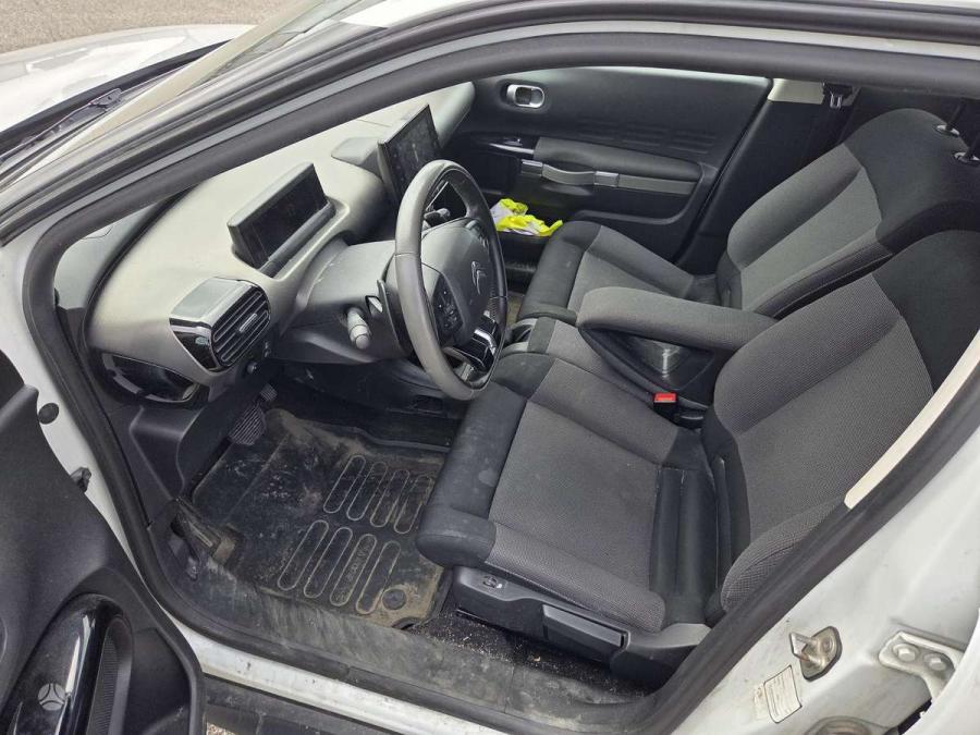 Pelēks Citroen C4 Cactus 2014 Marijampole, ar dzinēja tilpumu 1.20 L un nobraukumu 165 tūkst. km par 1950 €, foto 14 vietnē AUTOMOTO.COM.LV