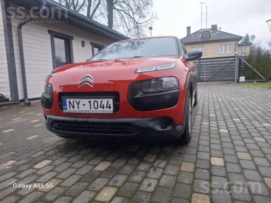 Red Citroen C4 Cactus 2015 in Cesis, with an engine capacity of 1.20 L and mileage of 167 thousand km for 5250 €, photo 3 on AUTOMOTO.COM.LV