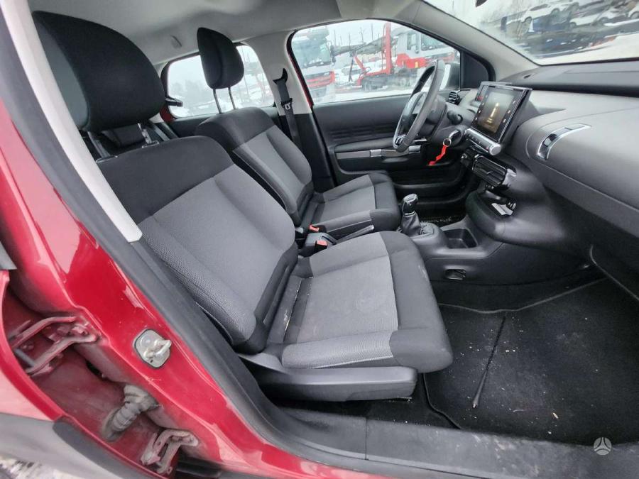Red Citroen C4 Cactus 2017 in Taurage, with an engine capacity of 1.20 L and mileage of 115 thousand km for 5200 €, photo 10 on AUTOMOTO.COM.LV