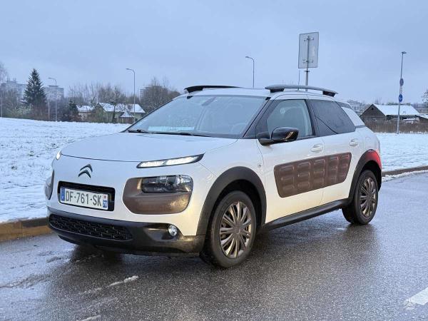 White Citroen C4 Cactus 2014 in Vilnius, with an engine capacity of 1.56 L and mileage of 247 thousand km for 6400 €, photo 1 on AUTOMOTO.COM.LV