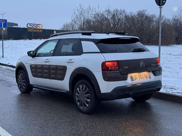 White Citroen C4 Cactus 2014 in Vilnius, with an engine capacity of 1.56 L and mileage of 247 thousand km for 6400 €, photo 2 on AUTOMOTO.COM.LV